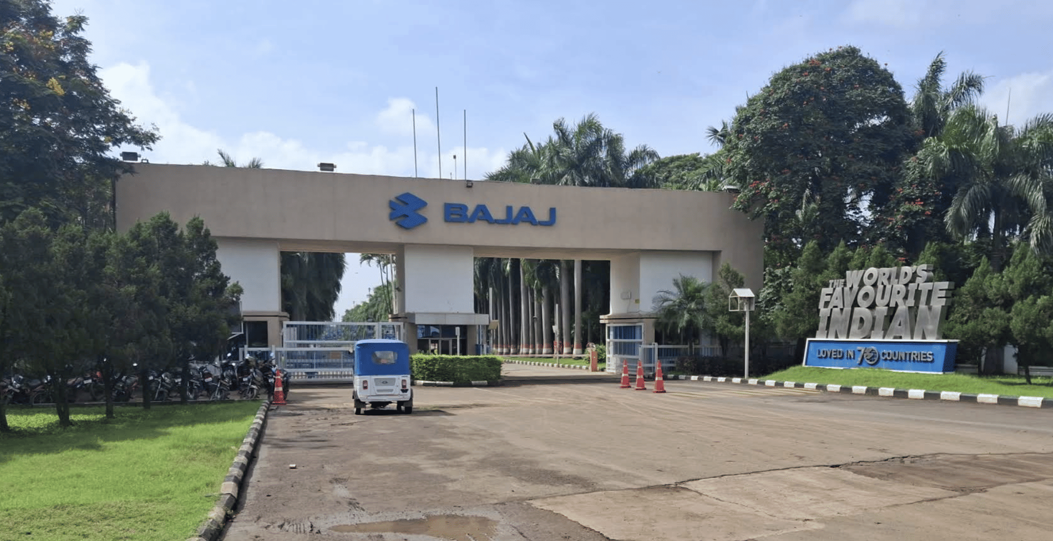 Bajaj Auto Outsells TVS E-2Ws in First-Half October, Ather and Hero ...